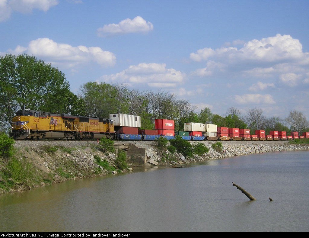 UP 5523 On N S 216 Westbound